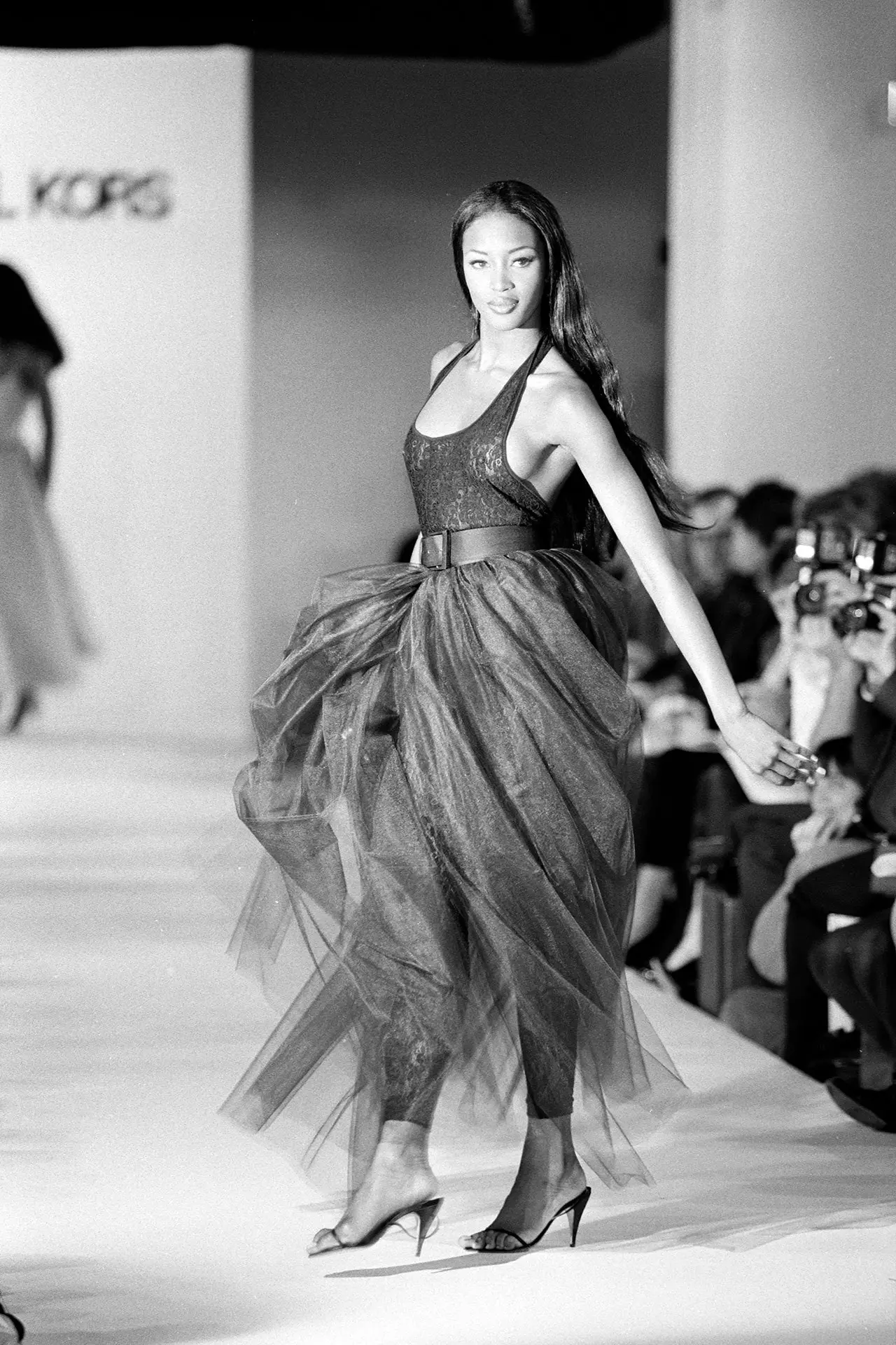 Naomi Campbell défile sur le défilé de prêt-à-porter Michael Kors printemps 1992 à New York