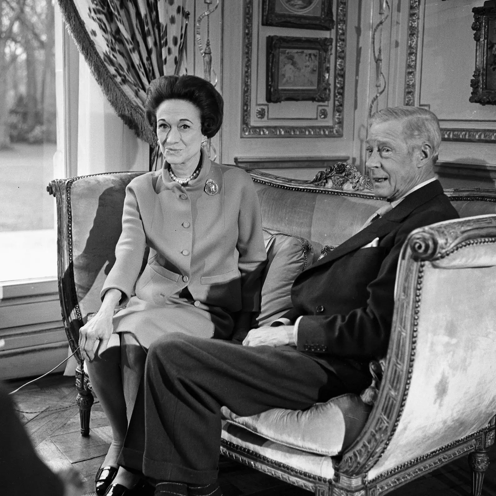 Ducele de Windsor și Wallis Ducesa de Windsor în salonul reședinței lor pariziene, un conac din lemnul de...