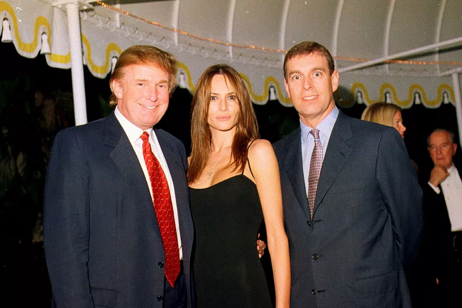 Donald kaj Melania Trump kun Princo Andreo en 2000