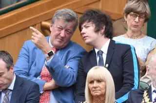 Stephen Fry jeung Elliott Spencer