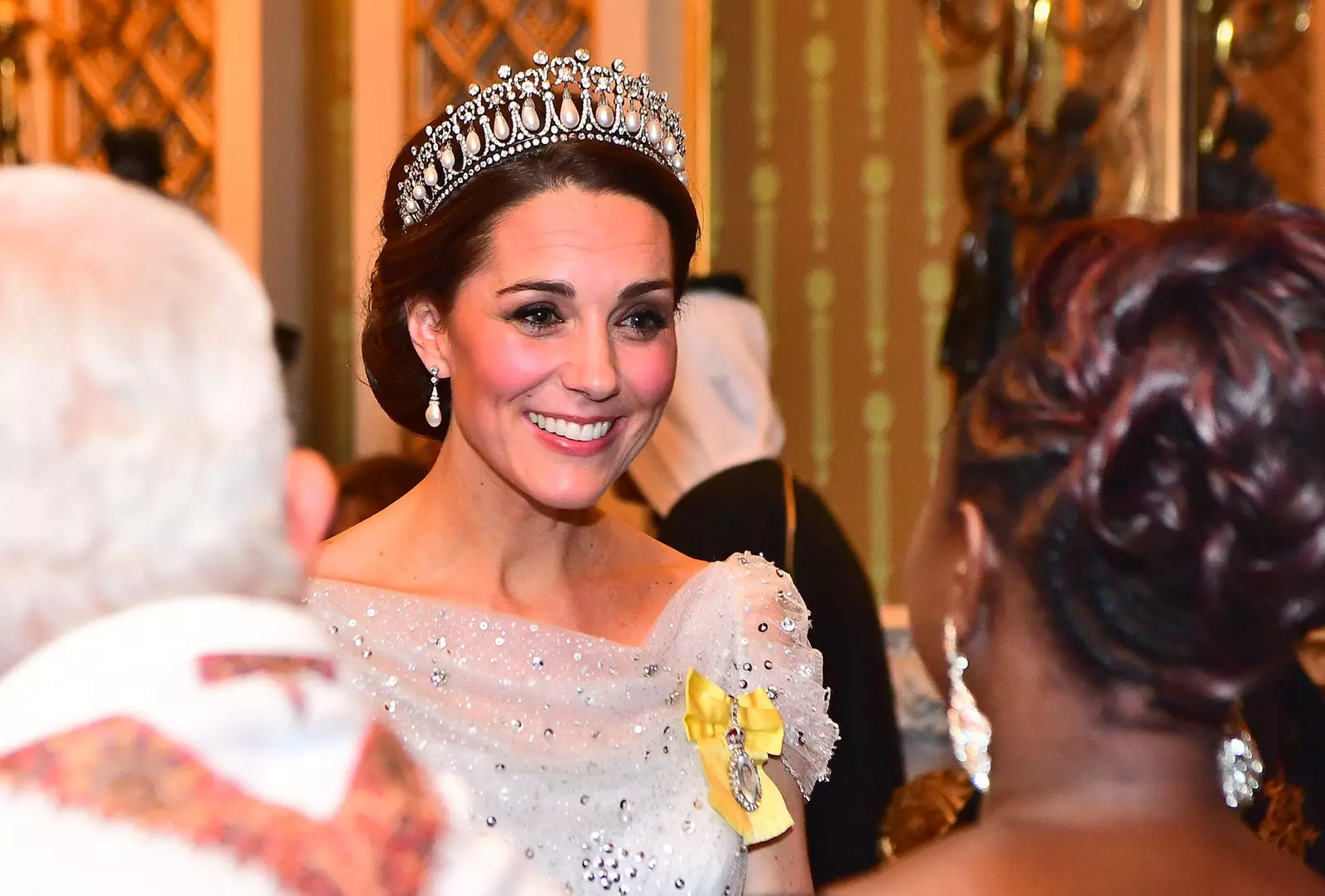 The Duchess of Cambridge mengenakan Tiara Knot Kekasih saat resepsi malam untuk anggota Korps Diplomatik ...