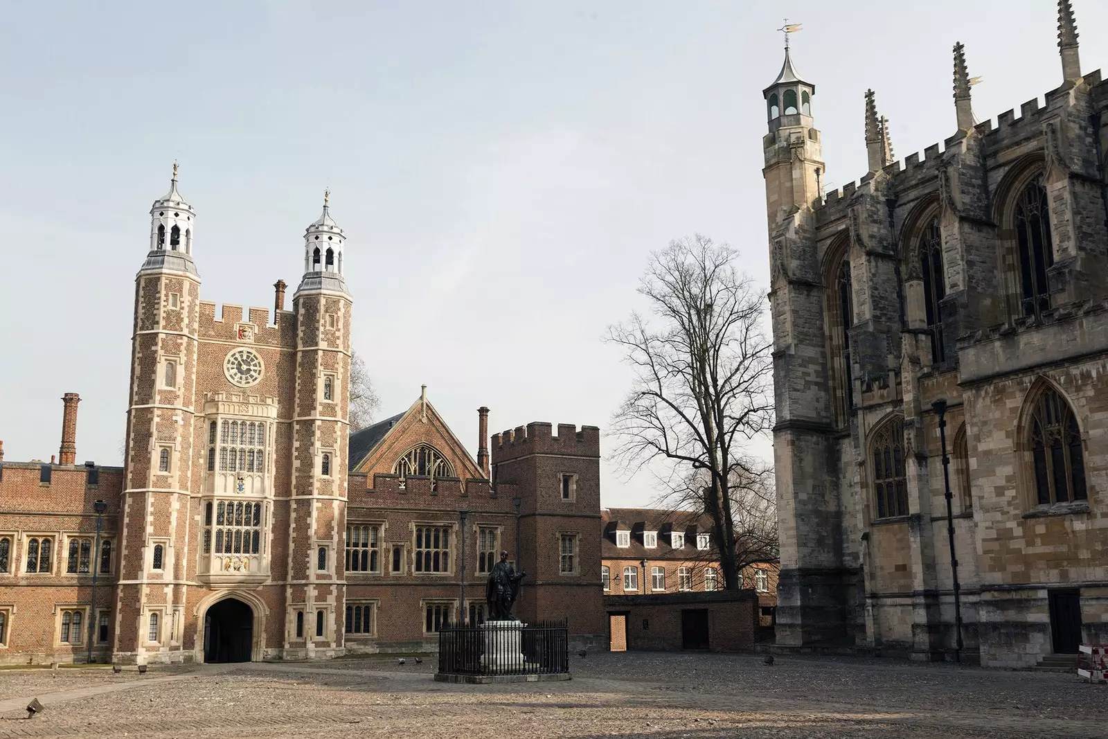 Wéi den Eton College am Coronavirus fir Schlësselaarbechter eropgaang ass