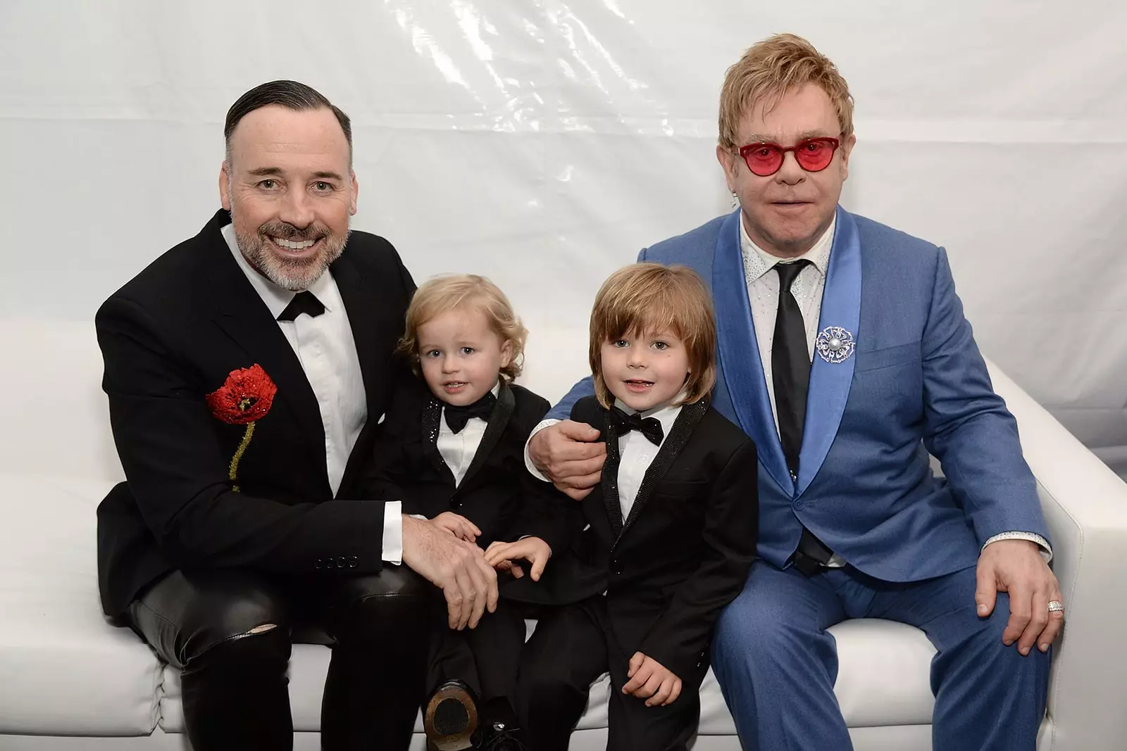 David Furnish thiab Sir Elton John nrog lawv cov menyuam Elijah thiab Zachary FurnishJohn