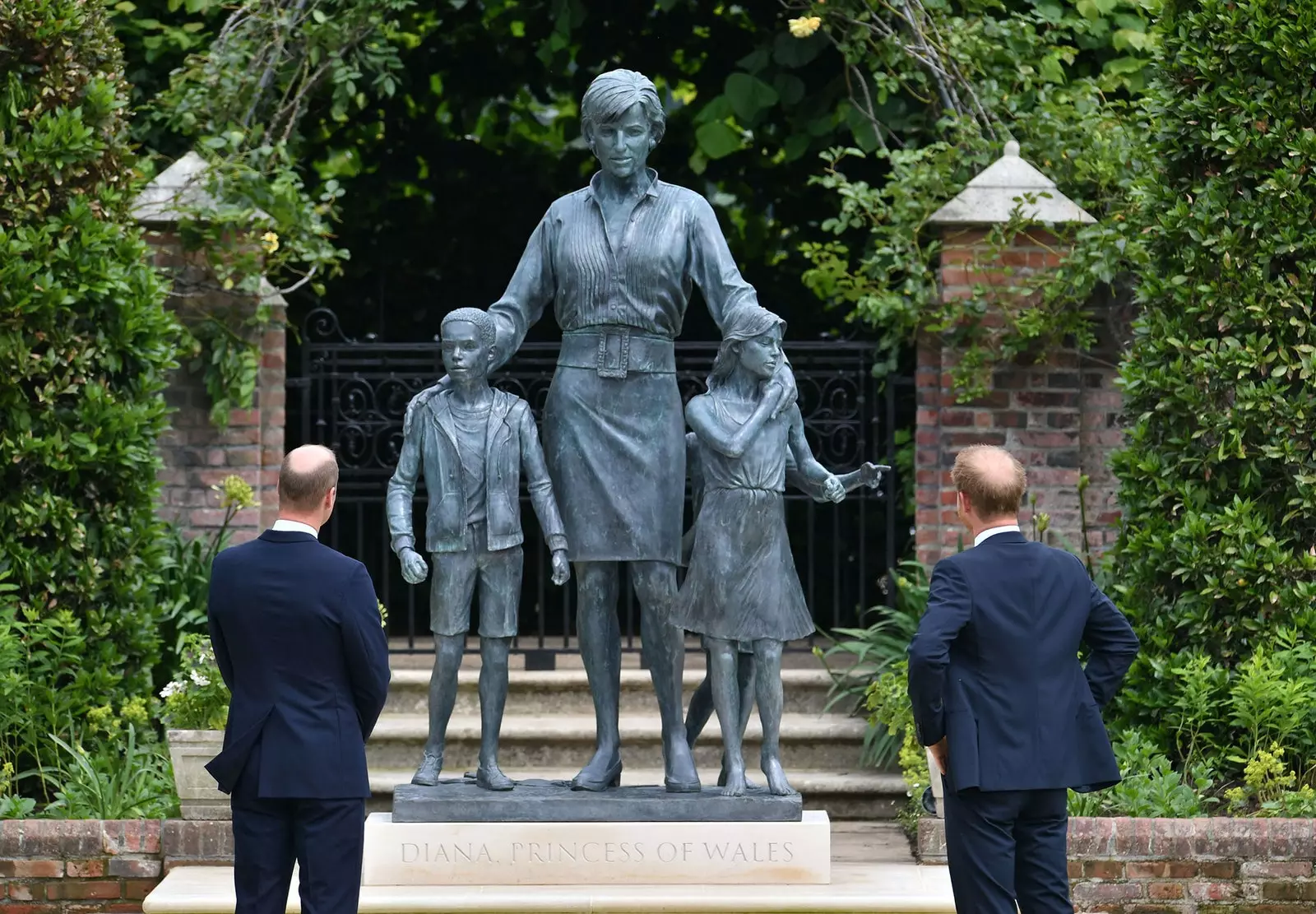 De hartoch fan Cambridge en de hartoch fan Sussex ûntbleate in stânbyld fan prinsesse Diana yn 'e Sunken Garden by Kensington Palace