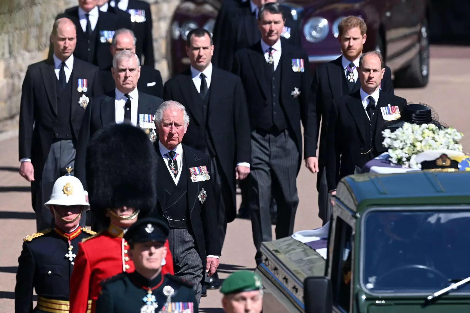 La famille royale mène la procession derrière le cercueil du duc