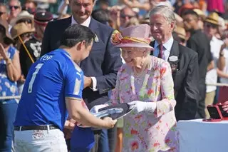 Kráľovná odovzdáva cenu na finále Cartier Queen's Cup Polo v Guards Polo Club 2017