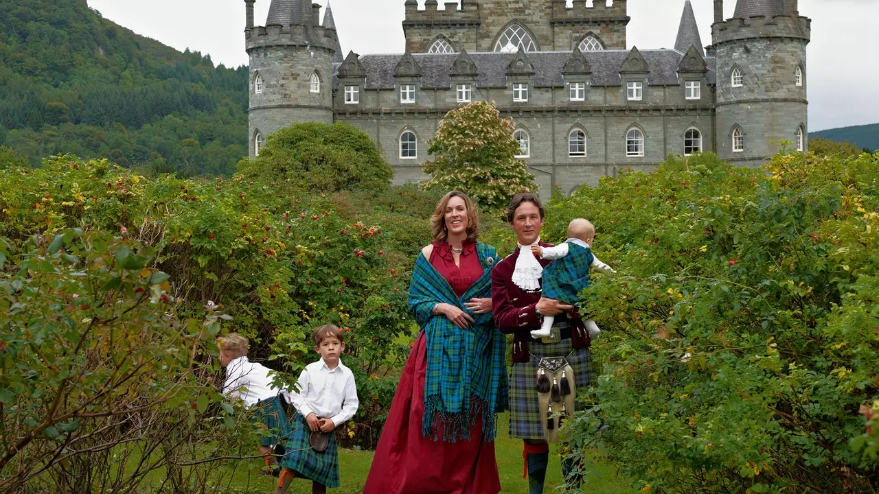 Tlokotsi ea Borithane Haholo: Ha Tatler a kopana le 'Musisi le li-Duchess tsa Argyll lapeng Inveraray Castle.