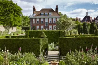 Fenton House Garden Hampstead ສວນ Fenton House ທີ່ມີອາຍຸ 300 ປີມີຊີວິດຊີວາໃນລະດູໃບໄມ້ປົ່ງ. ມີ bulbs ພາກຮຽນ spring ...