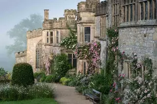 Haddon Hall Gardens Derbyshire Haddon saiki diduweni dening Lord Edward Manners dianggep minangka salah sawijining sing paling romantis ...