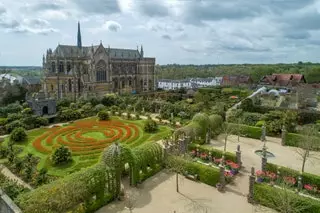 Arundel Castle West Sussex Arundel Castle-trädgårdarna har en känsla av de dekorativa köksträdgårdarna i Château de...