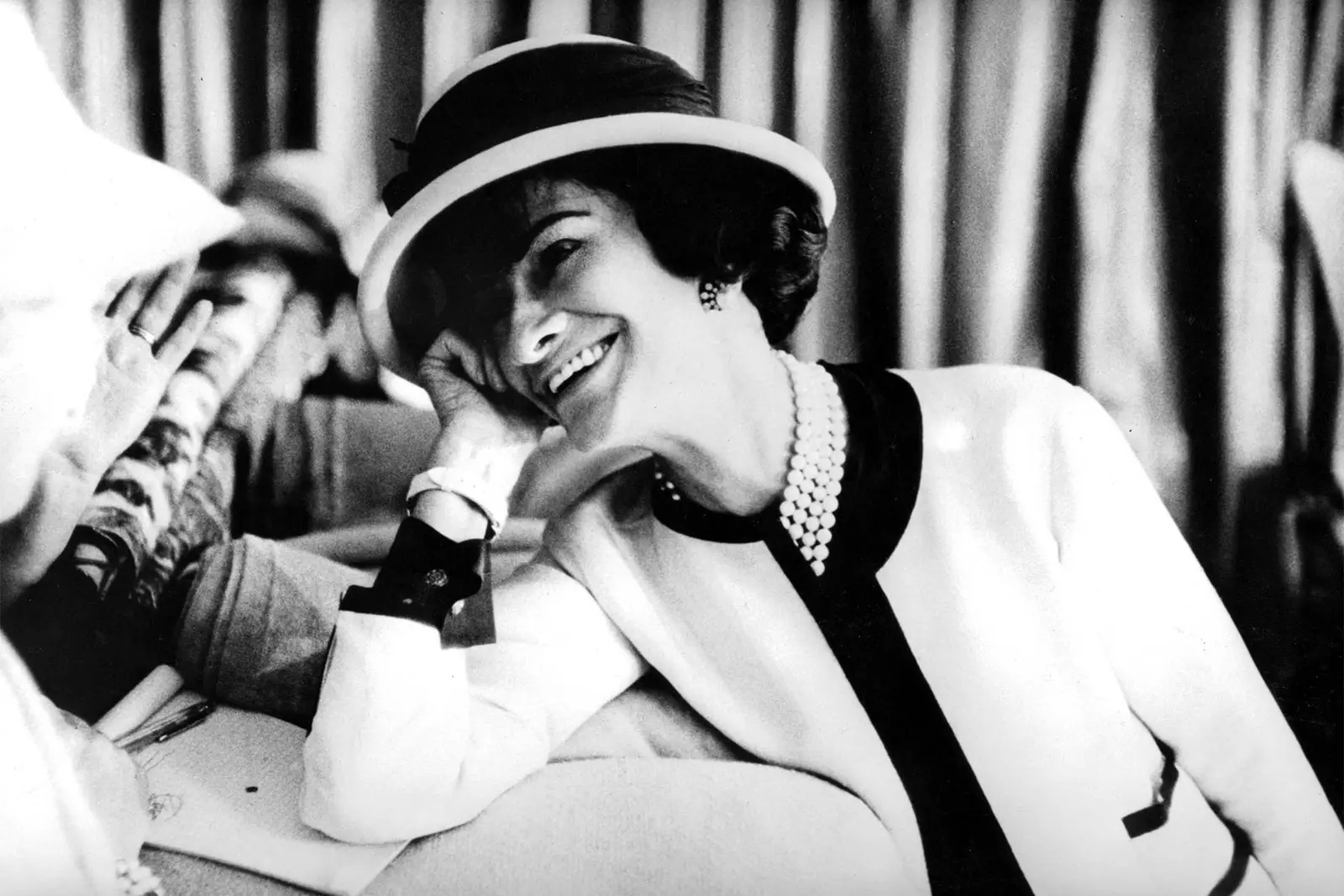 Coco Chanel di destpêka salên 50-an de