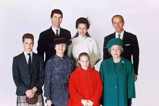 Harusi ya Princess Anne na Timothy Laurence katika Kanisa la Crathie huko Balmoral 1992 Zara iko katika nyekundu karibu na Malkia.