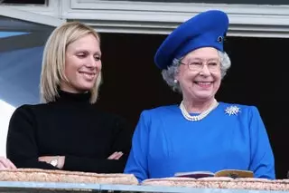 Zara Phillips bersama neneknya Ratu di Balapan Lumba Kuda Cheltenham 2003