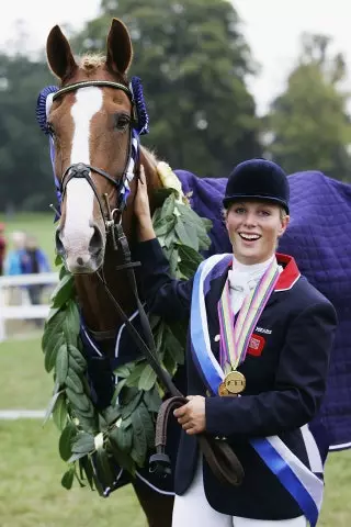 Zara Phillips akiwa katika picha ya pamoja na farasi wake Toy Town baada ya kufanya raundi ya wazi ya kutwaa taji la Mabingwa wa Ulaya kwenye fainali...