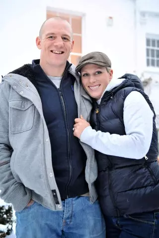 Zara Phillips na mchumba wake wakati huo Mike Tindall wakiwa katika picha ya nyumbani kwao Gloucestershire baada ya kutangaza uchumba...