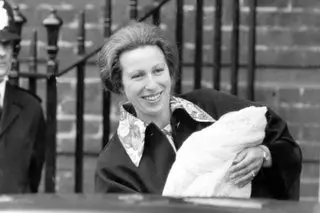 Princess Anne akiondoka hospitalini baada ya kujifungua Zara Phillips Mei 18, 1981