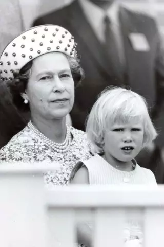 Zara Phillips bersama Nenek Permaisurinya di Smith's Lawn Windsor dalam kereta 1984