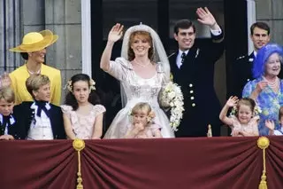 Harusi ya Prince Andrew na Sarah Duchess wa York Zara ambaye alikuwa bibi harusi inaonekana mbele ya Sarah 1986.