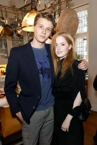 Hugh LaughtonScott dhe Ellie Bamber