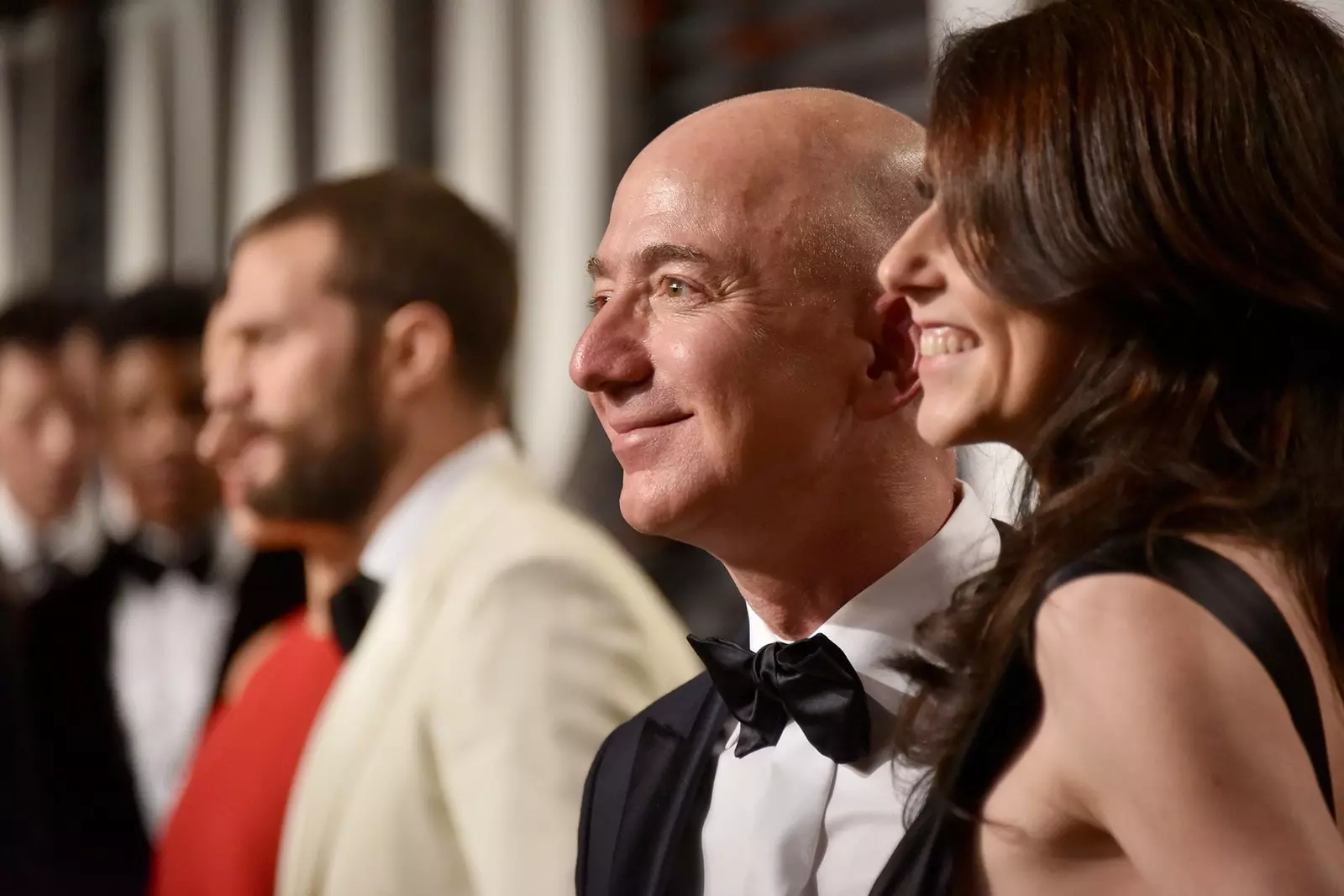 Jeff Bezos de Amazon estas nun la plej riĉa viro iam ajn