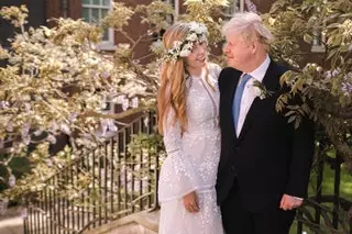 Boris Johnson sy Carrie Symonds Ny praiminisitra dia nanambady an'i Carrie Symonds namany tamin'ny lanonana miafina tao amin'ny...