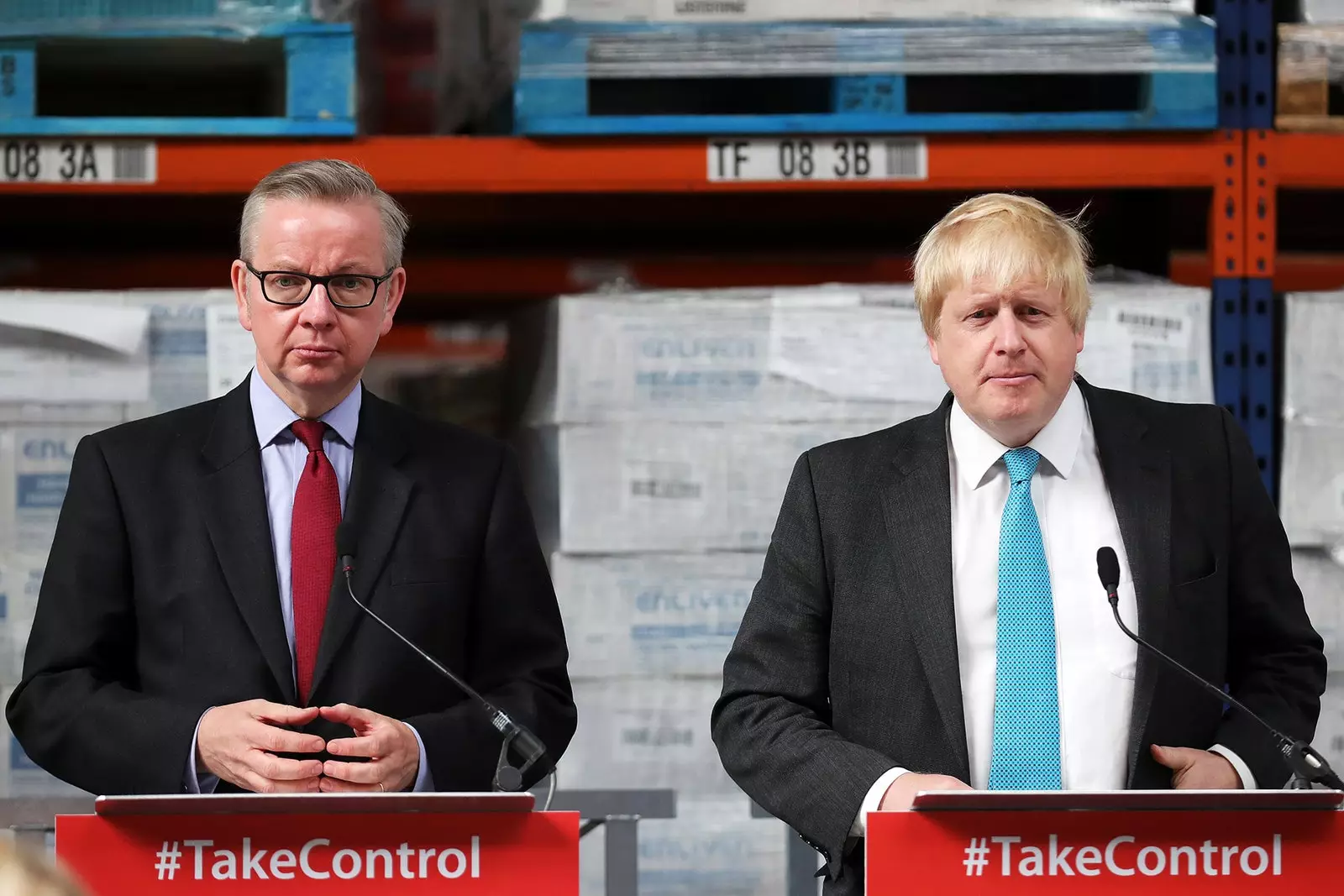 Mga backstabbers sa pulitika na sina Michael Gove at Boris Johnson