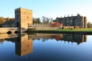 Broughton Castle Oxfordshire Tuiste van Lord en Lady Saye en Sele Nie streng 'n kasteel nie Broughton is in werklikheid 'n ...