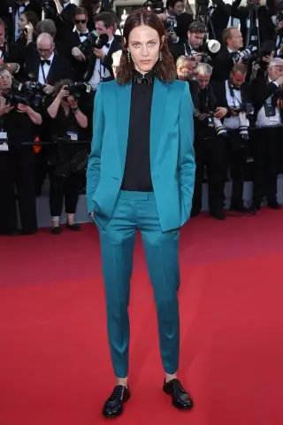 Aymeline Valade en Saint Laurent ĉe Festivalo de Cannes 2017