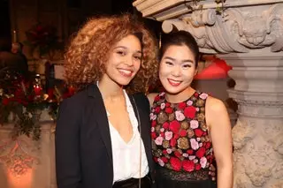 Izzy Bizu en Esther Yoo