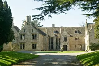 Chavenage House Gloucestershire A chọtara n'akụkụ obodo Gloucestershire na-enweghị atụ nke Tetbury nke a Elizabethan manor ...