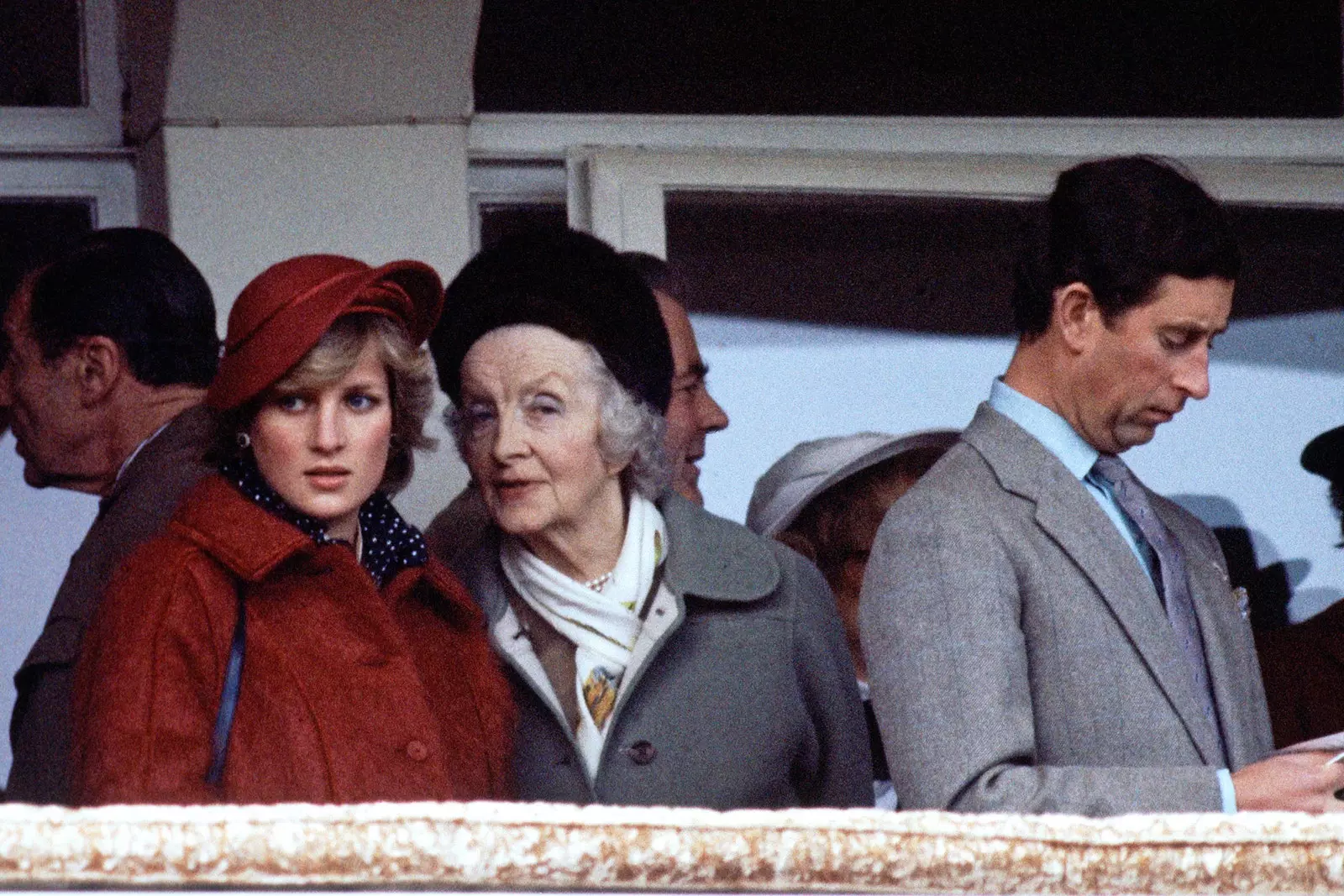 Prins Charles och prinsessan Diana med Lady Fermoy på Cheltenham Festival 1982