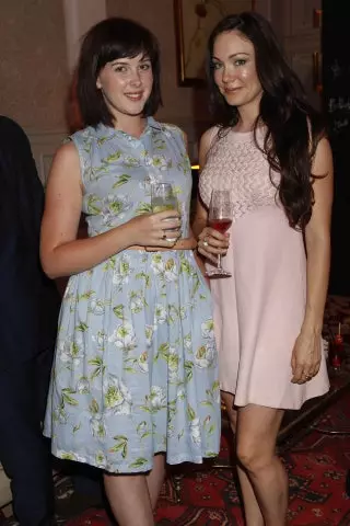 Alexandra Roach และ Anna Skellen