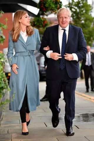 Si Symonds ay nagsusuot ng Isabelle Fox na maputlang asul na wool trench coat para sa pagdating sa Tory Party Conference sa Manchester noong Setyembre 2019.