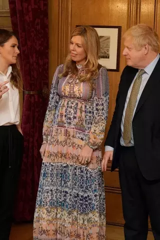 No seu primeiro compromiso desde o anuncio do seu compromiso co primeiro ministro Boris Johnson, Carrie leva un vestido con gradas...