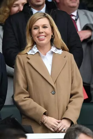 Carrie Symonds afgeneem by die stalletjies by die Guinness Six Nations saam met haar verloofde Boris Johnson in 'n kameeljas...