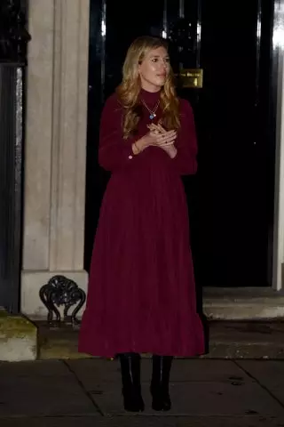 D'Carrie Symonds an engem 295 burgundeschen Nadelkleid Kleed vum Damselfly London bei der nationaler Klappe fir Pfleegepersonal 2021