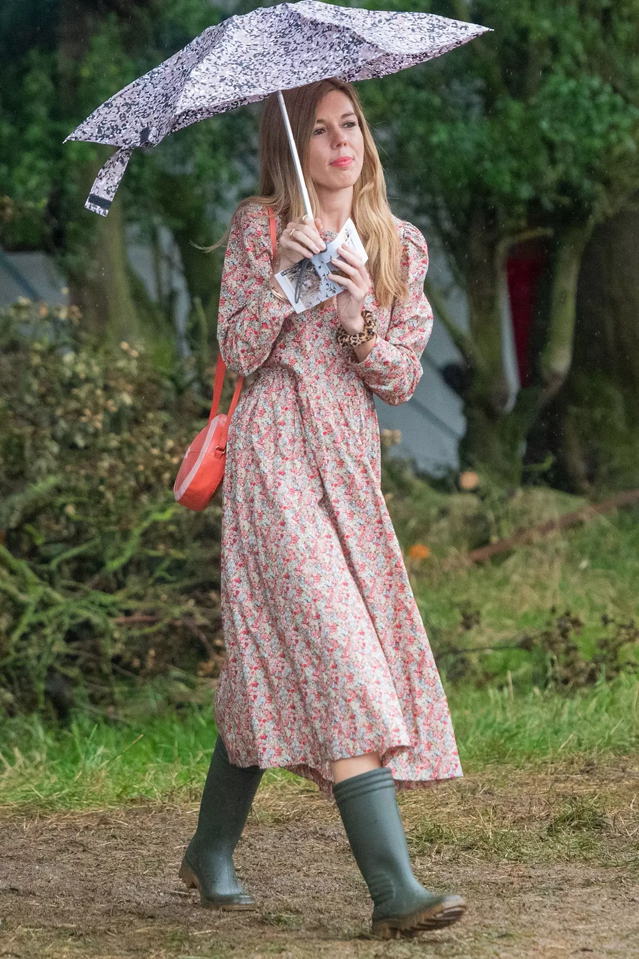 Carrie Symonds sa isang sustainable Justine Tabak 'Cotton Riding House dress noong Agosto 2019