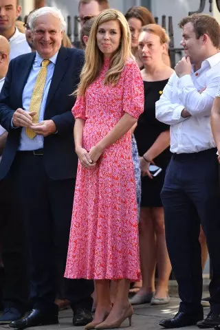 Symonds está fóra do número 10 cun vestido rosa e floral de Luella Ghost mentres Boris Johnson fai o seu primeiro discurso como Prime...