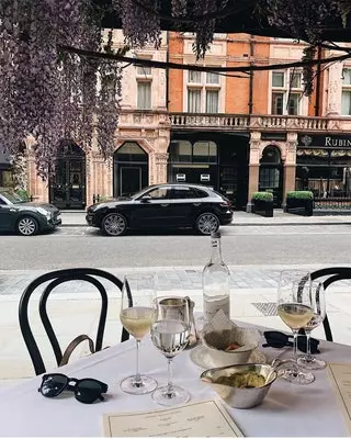 Scotts Denna Mayfair-trogna är känd för att vara Londons näst äldsta restaurang och platsen för Ian Flemings första...