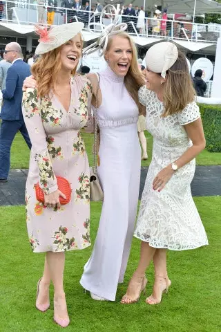 SarahJane Mee Caroline Greenwood och Natalie Pinkham