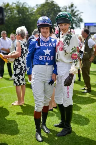 Philippa Holland dan Edie Campbell