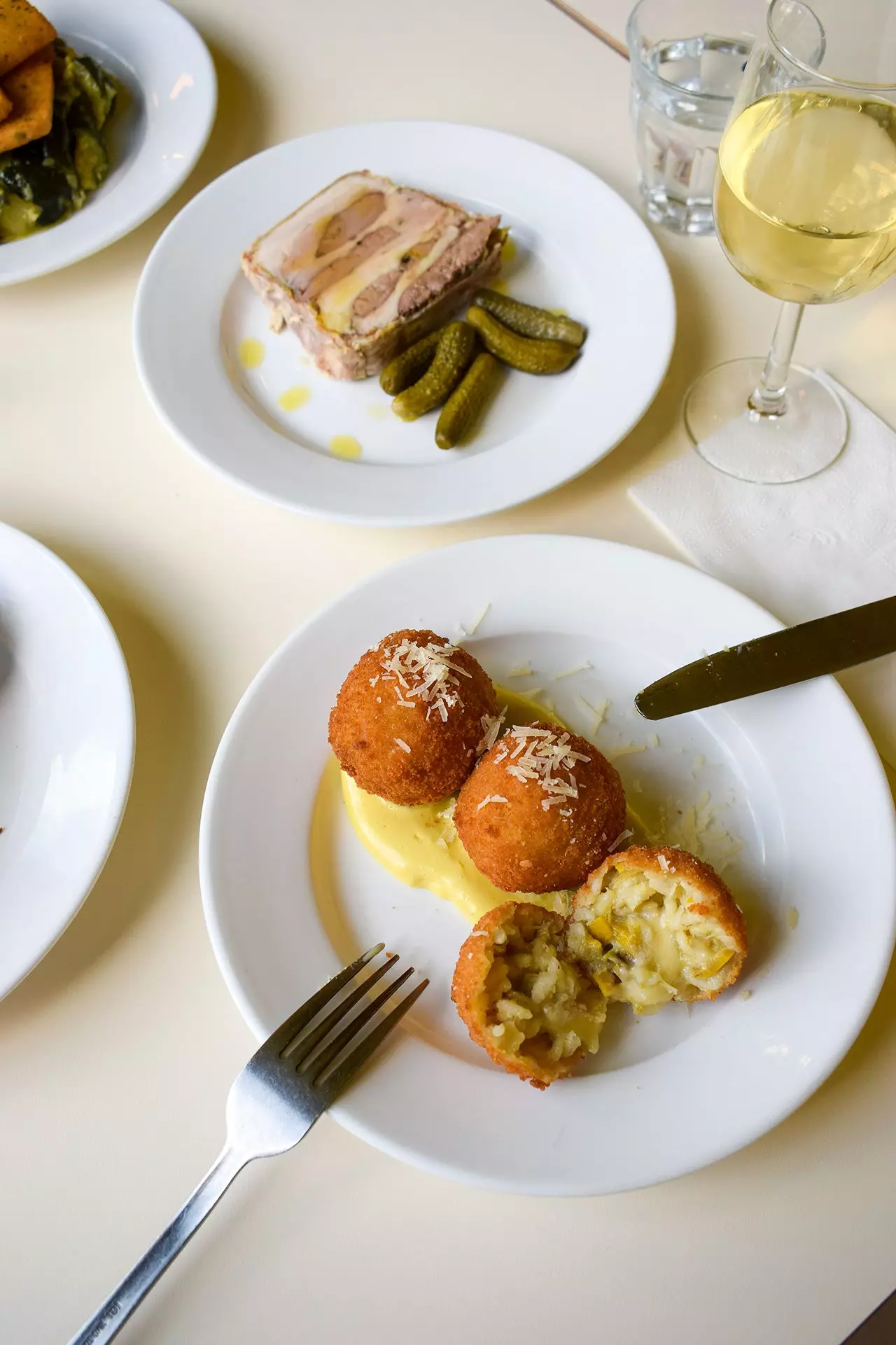 Gepresste Hähnchen-Schinken-Terrine und Zucchini und Stichleton Arancini mit Aioli