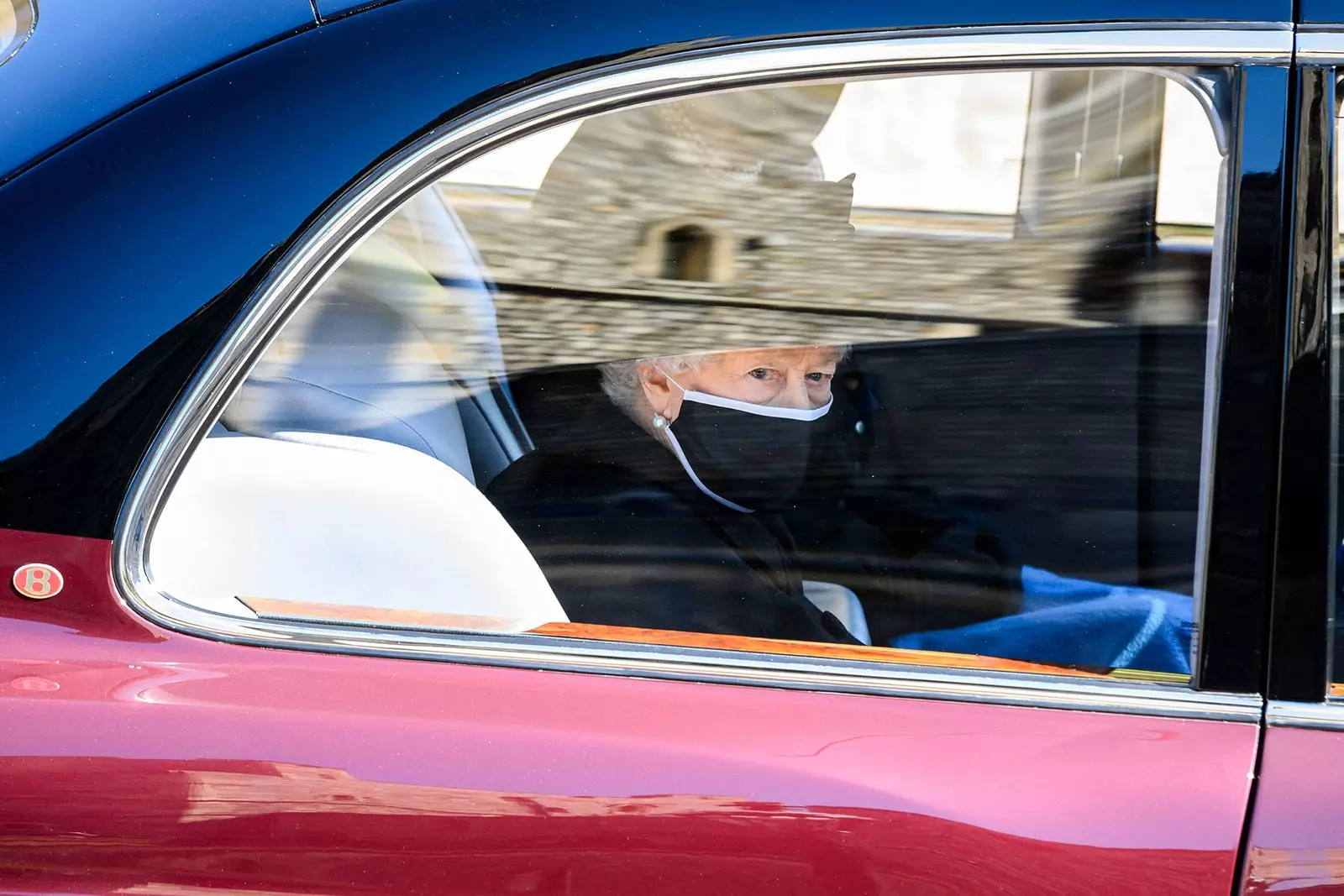 La Reina con Lady Susan Hussey en el State Bentley durante el cortejo fúnebre del Príncipe Felipe