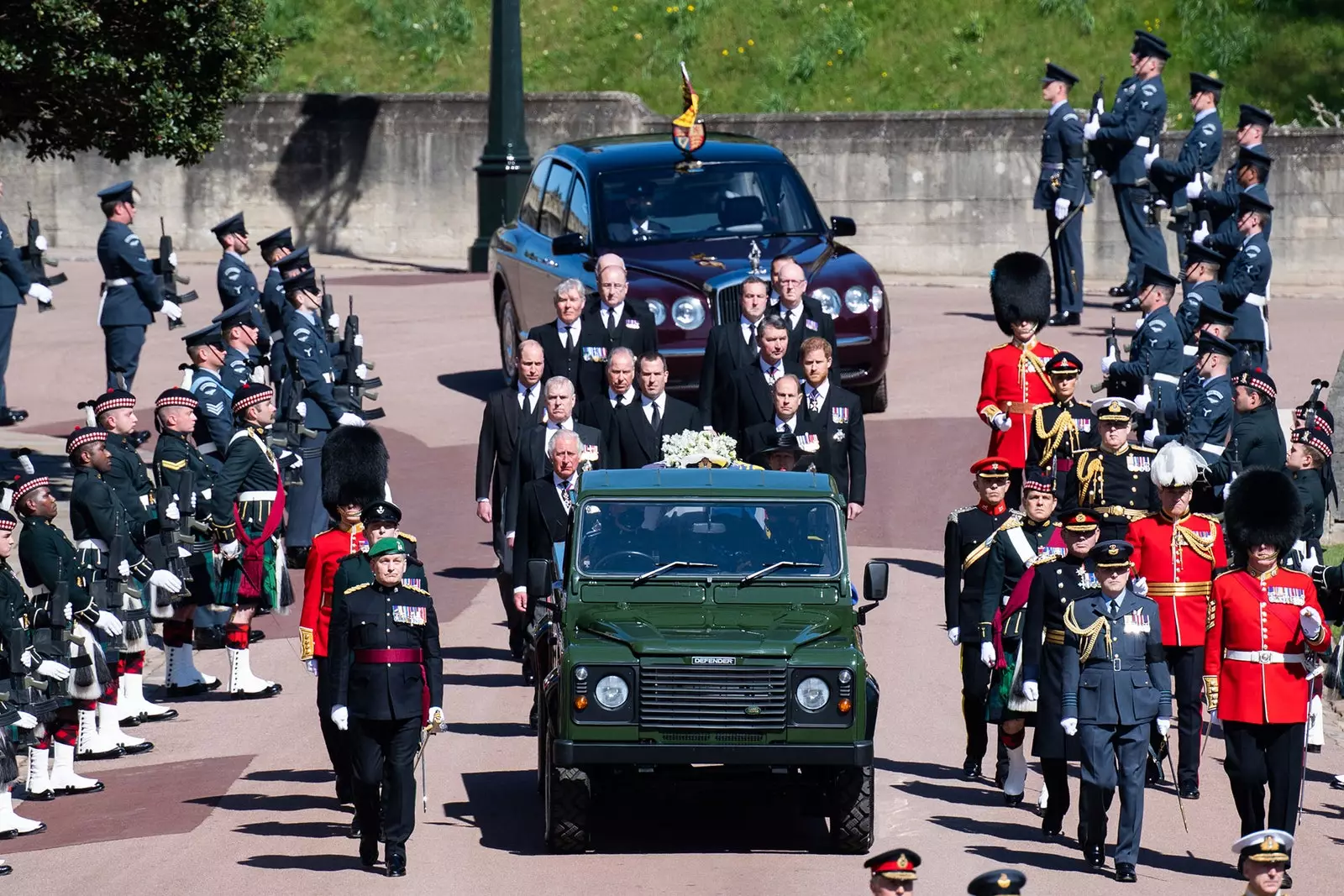 Miembros de la Familia Real con La Reina en el State Bentley detrás durante el cortejo fúnebre del Duque de...