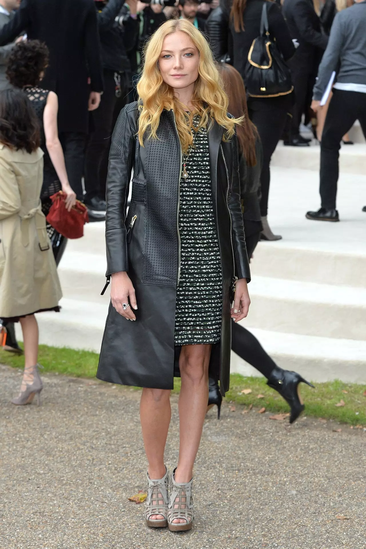 ຮູບແບບ Burberry ແລະແຖວໜ້າທີ່ມັກ Kate Moss Cara Delevingne Suki Waterhouse Clara Paget