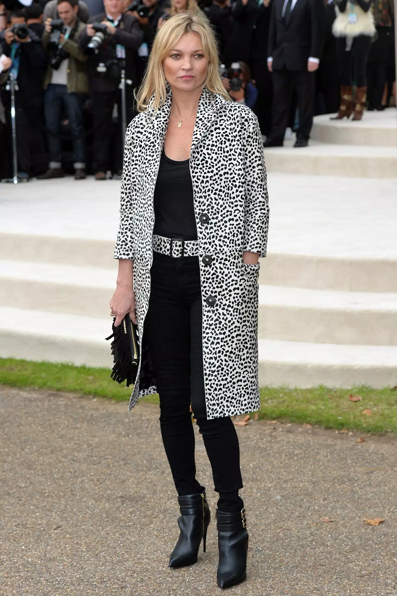 „Burberry“ modeliai ir pirmosios eilės favoritai Kate Moss Cara Delevingne Suki Waterhouse Clara Paget