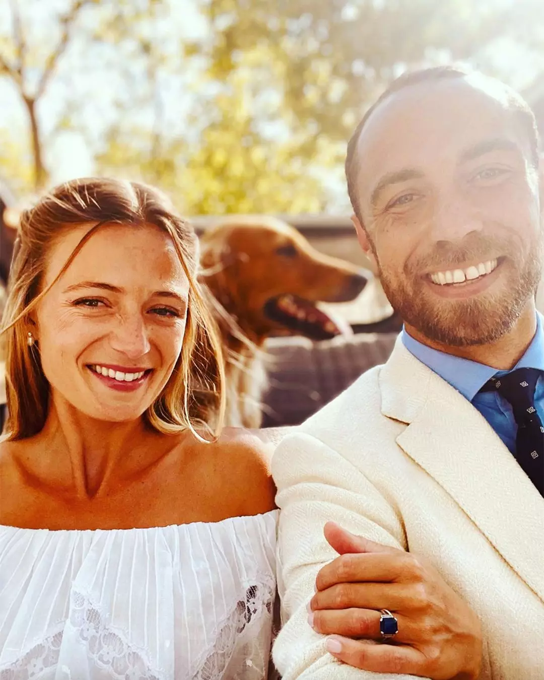 James en Alizee op hun trouwdag met hun hond Mabel