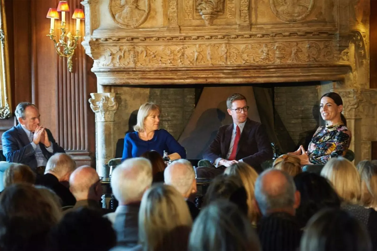 Panel d'orateurs comprenant l'ancien PDG de Serpentine Yana Peel et le directeur de la National Portrait Gallery Nicholas...