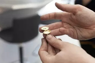 À l'intérieur de la bague médaillon de Carmen