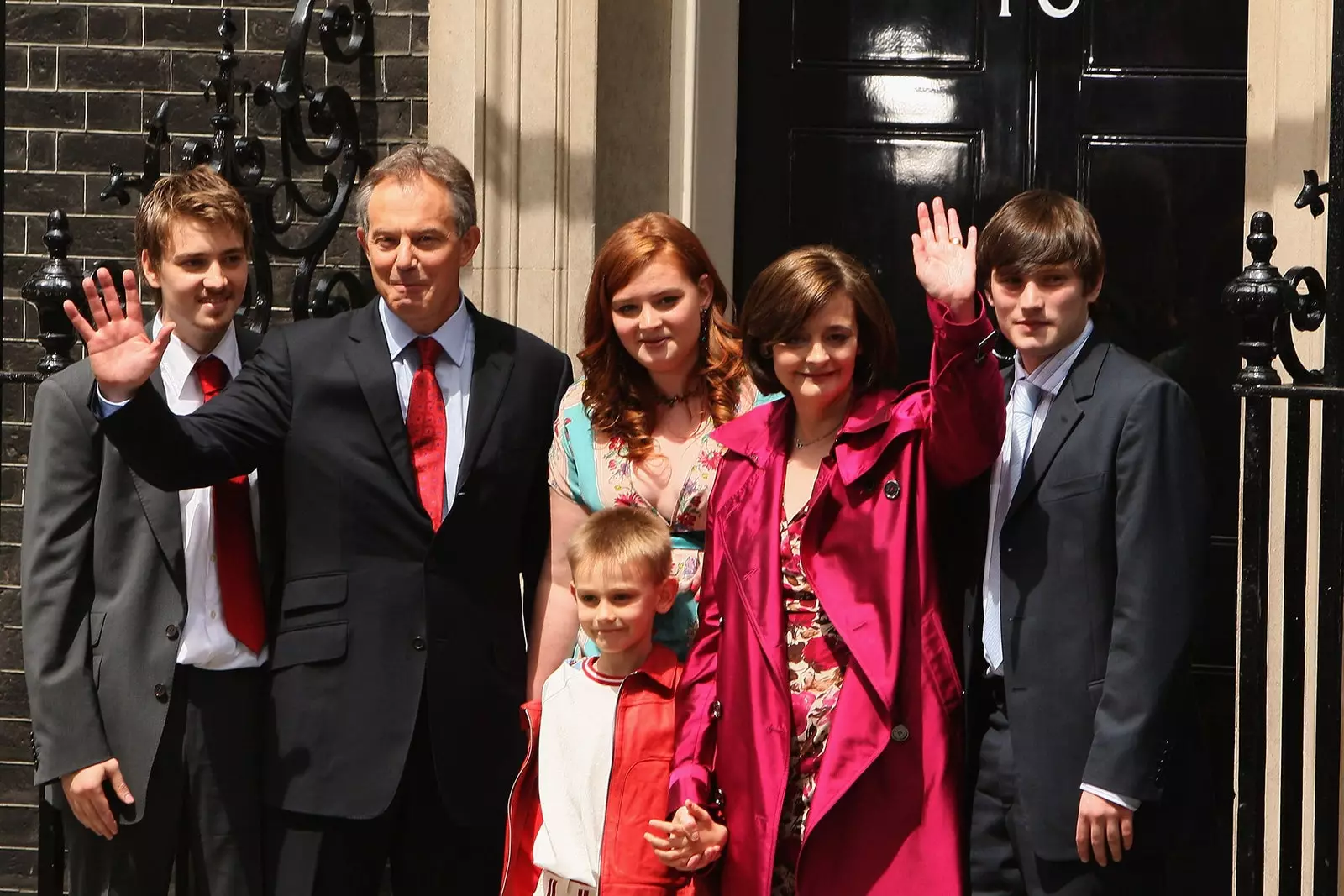 Tony sareng Cherie Blair sareng murangkalih di luar No 10 Downing Street